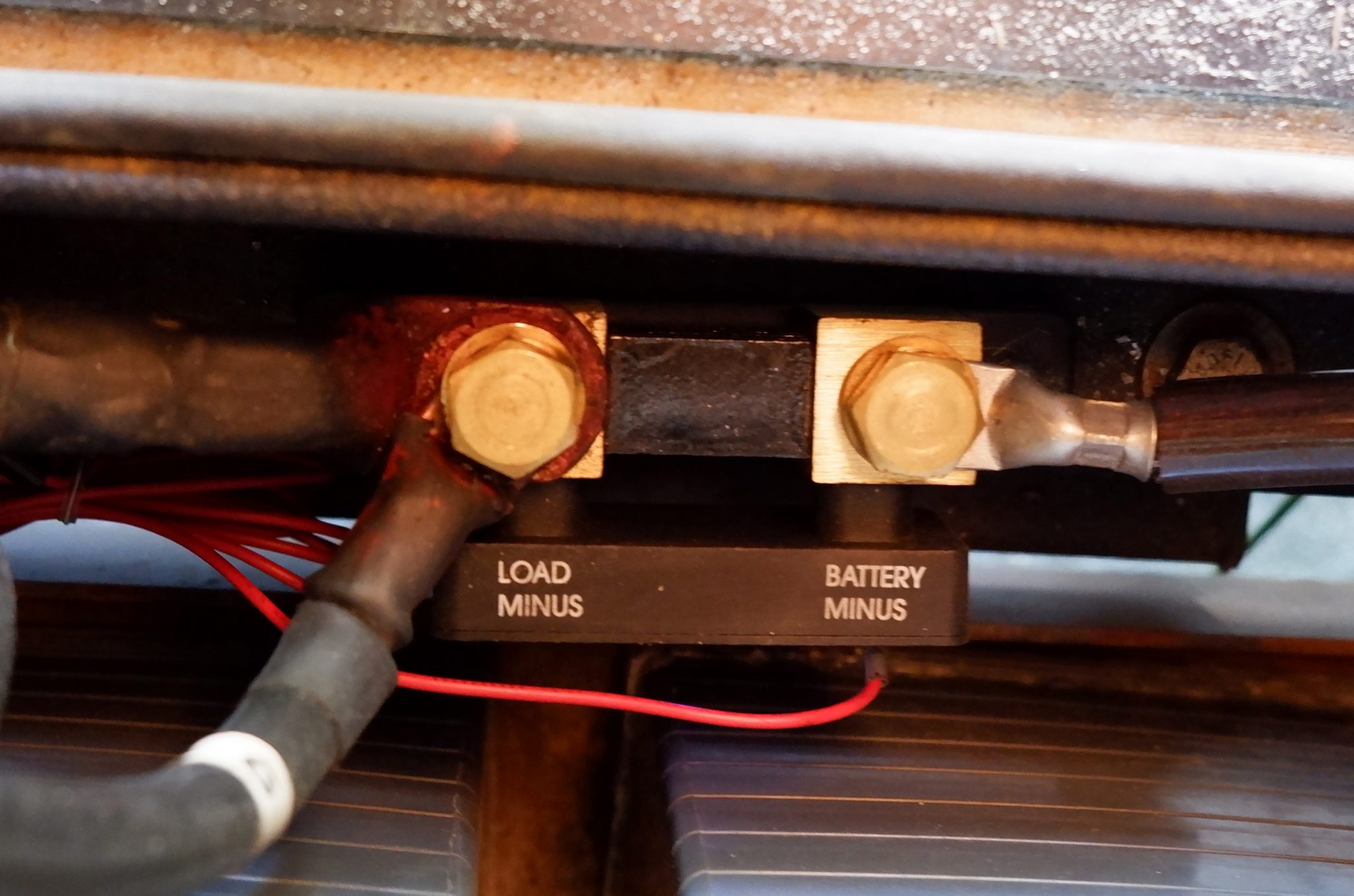 Victron SmartShunt: easy install, networked, all-in-one battery monitor ...