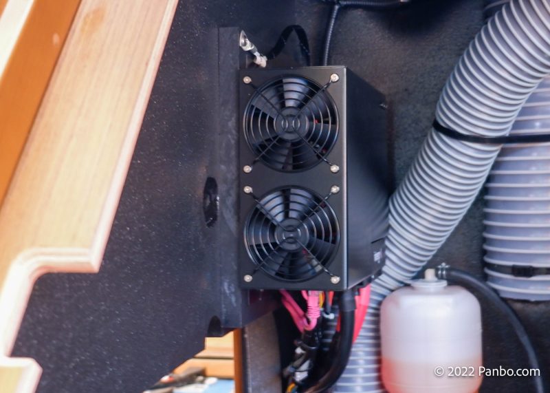 A cool and quiet sailboat thanks to efficient air conditioning, LiFePO4 ...