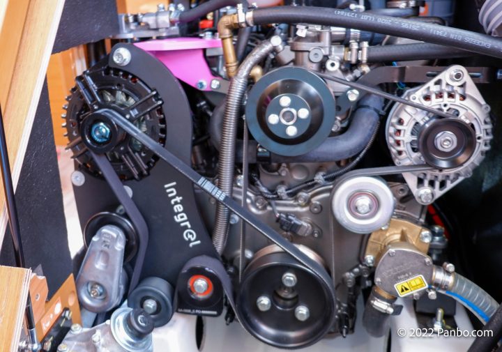 A cool and quiet sailboat thanks to efficient air conditioning, LiFePO4 ...